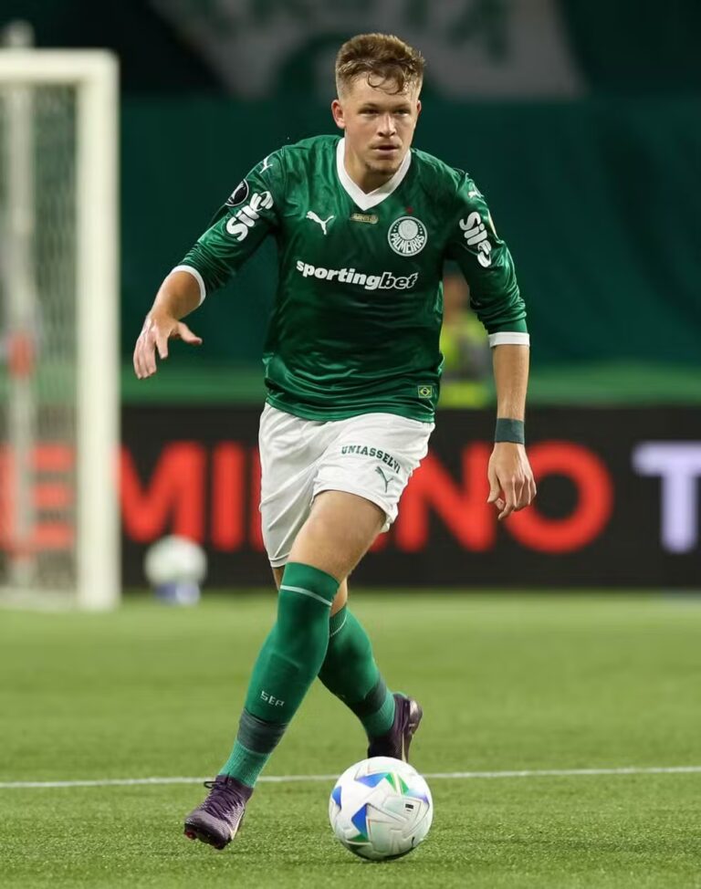 Atlético-MG pede dois jogadores do Palmeiras para liberar Bruno Fuchs